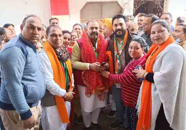 MLA Sushil Rinku along with wife Sunita took blessings of 9