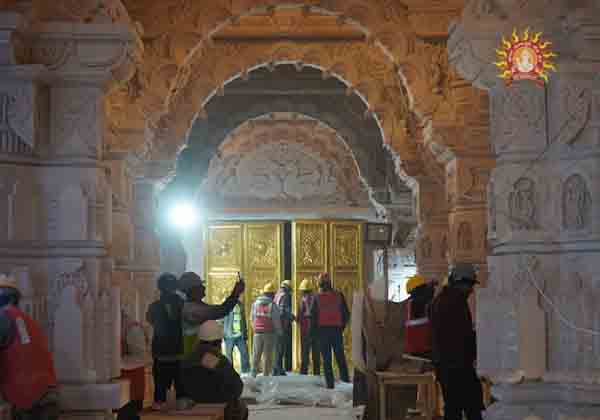 first golden gate installed in ayodhya ram mandir अयोध्या 1